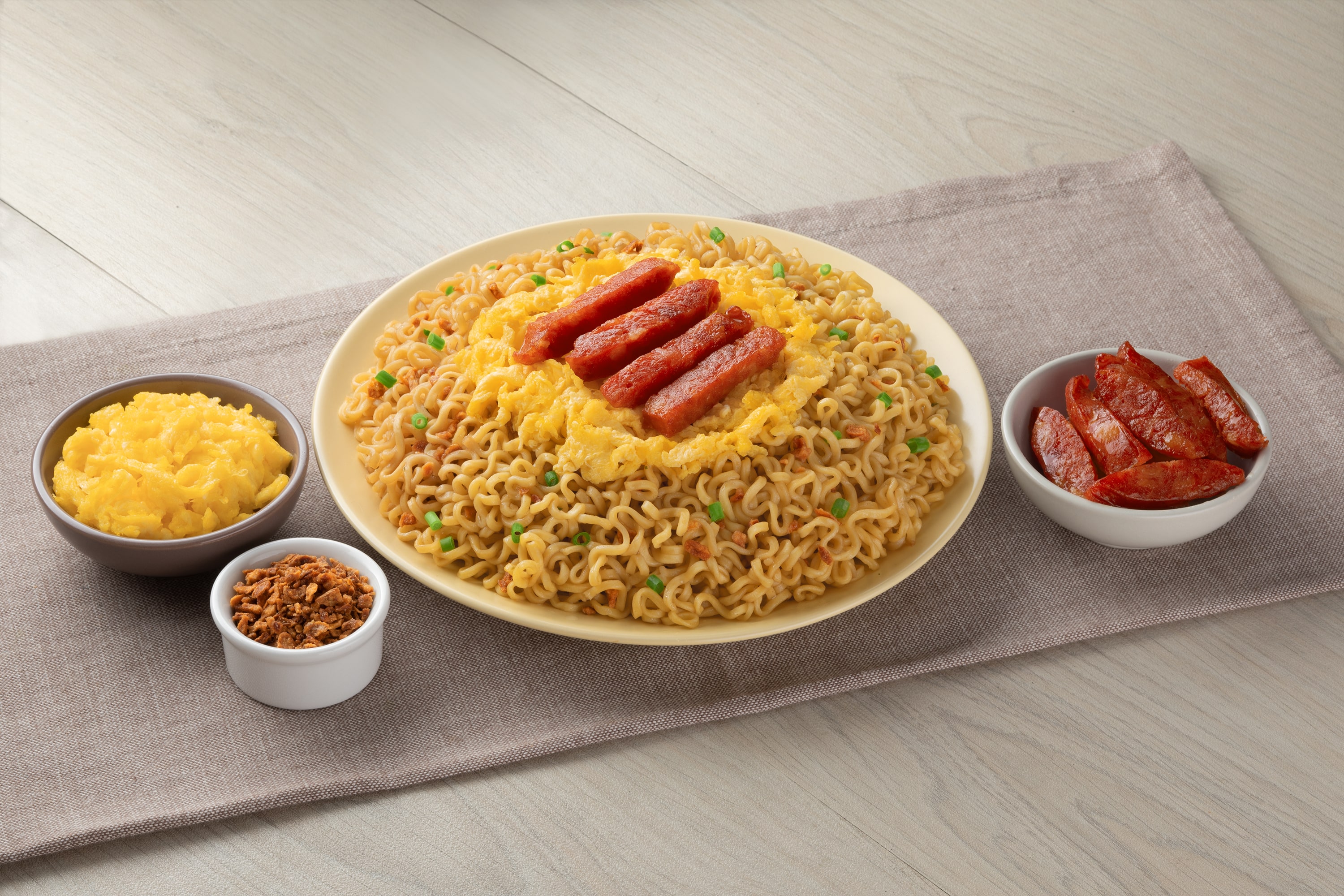 Lucky Me! Garlic Longganisa Pancit Canton - Lucky Me!